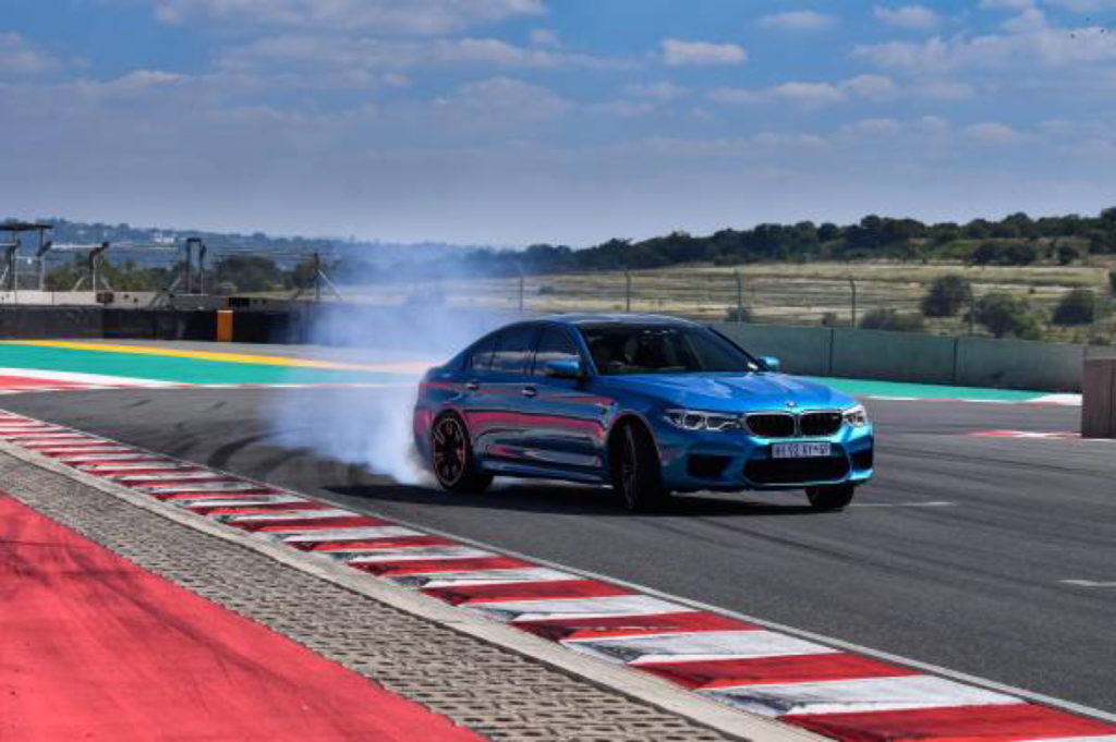 Quanti cv ha la BMW M5 F90? Una prova al banco rulli dice ben 700 ...